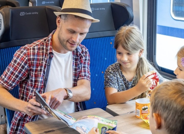 Cestování ve více lidech je levnější. České dráhy nabízejí slevu až 25 ...